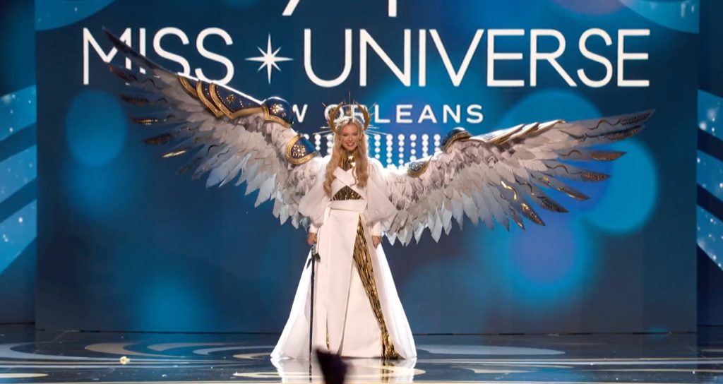 Video: Ukraine's Miss Universe Viktoria Apanasenko entry dresses as ...